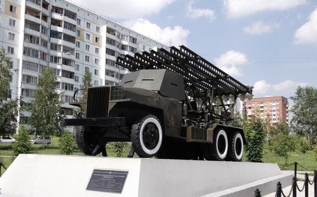 Teknoloji anıtı Колёсно-гусеничный танк БТ-7, Novosibirsk, foto