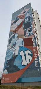 Мурал-арт, посвященный финалу ЧМ-1998, на котором капитан сборной франции Лоран Блан целует лысину вратаря Фабьена Бартеза (Novo-Sadovaya Street No:361), turistik yerler  Samara'dan