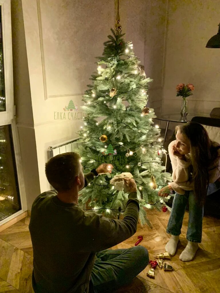 Yapay çam ağaçları ve süsleri Ёлка Счастья, Yekaterinburg, foto