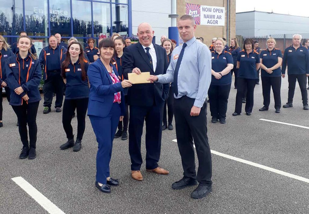 Şans oyunları B&m Home Store with Garden Centre, Mold, foto