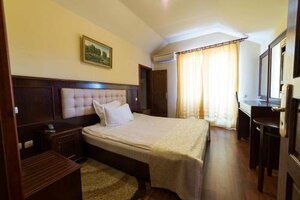 Vila Steaua Nordului (Bucharest, Bulevardul Regina Elisabeta, 15), otel  Alba Iulia'dan