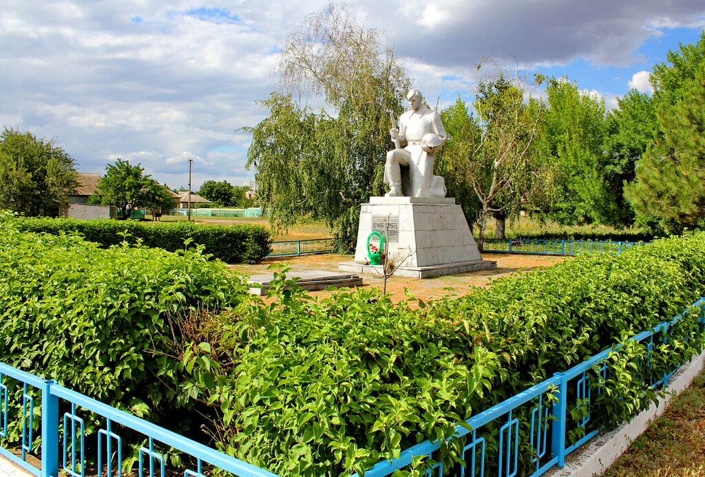 Anıt, heykel Братская могила воинов, Rostovskaya oblastı, foto
