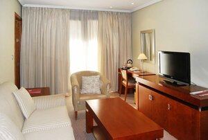 Hotel Madrid Alameda Aeropuerto Affiliated by Melia (Avenida Logroño No:100, Municipios Madrid, Madrid), otel  Madrid'den
