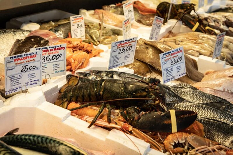 Balık çiftçiliği ve toptancıları Pescheria Perugia 2, Umbria, foto