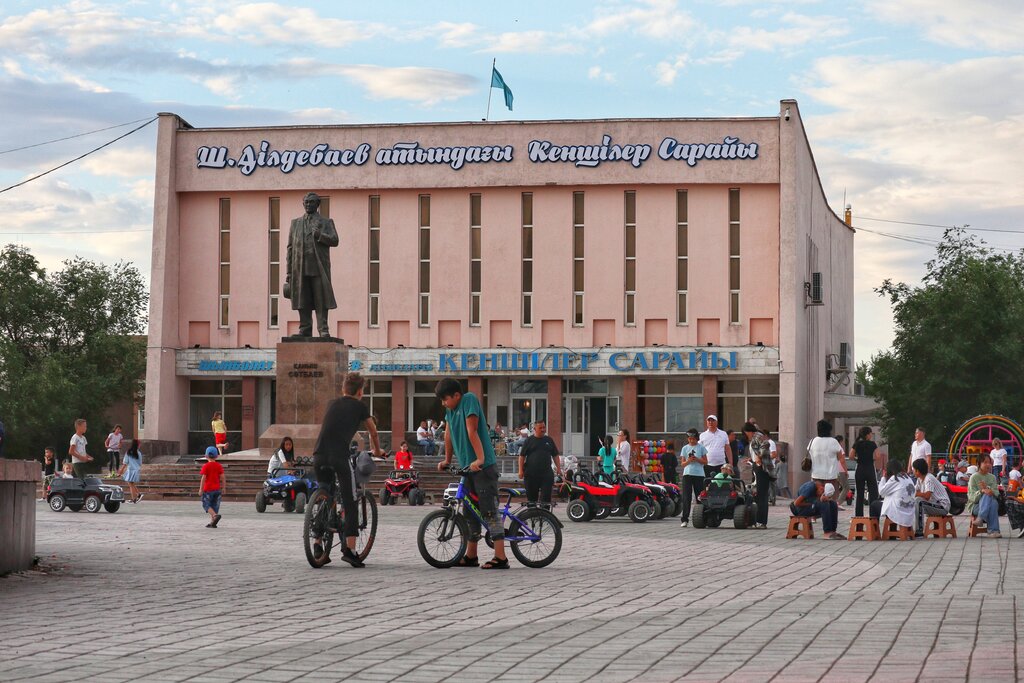 Anıt, heykel Kanış Setbayev, Setbayev (Satpayev), foto