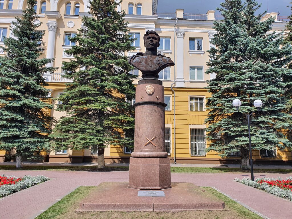 Anıt, heykel Бюст дважды Героя Советского Союза Афанасия Петровича Шилина, Leninsk‑Kuznetski, foto