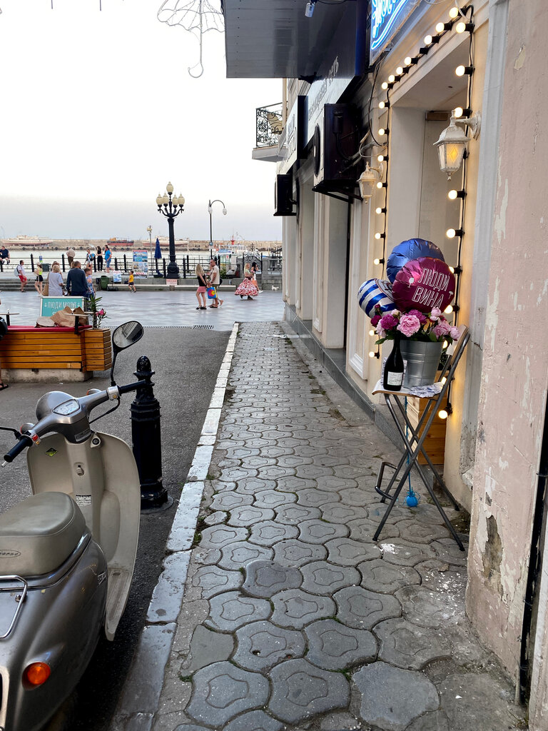 Hediyelik eşya mağazaları Люди моря, Yalta, foto