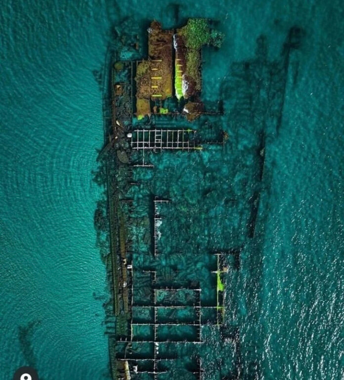 Unutulmaz olayların yeri Затонувший корабль, Kırım Cumhuriyeti, foto