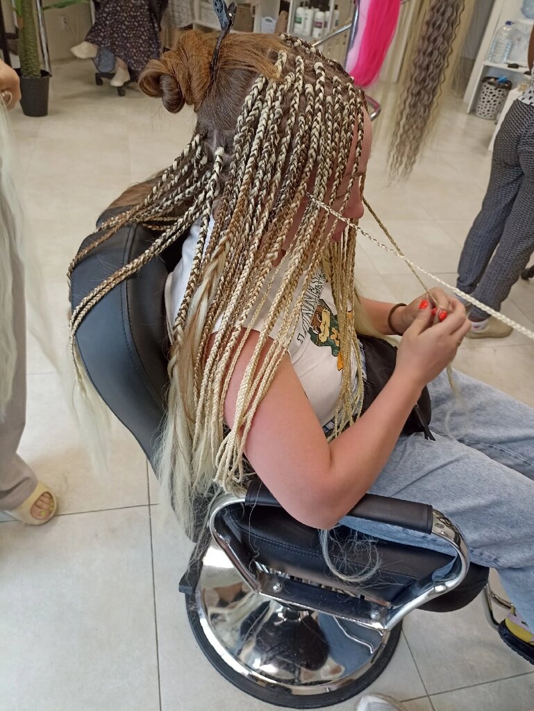 Peruk, kaynak, çıtçıtlı kaynak saç üreticileri Afro-braids, afro-growth, afro-curls, Briansk, foto