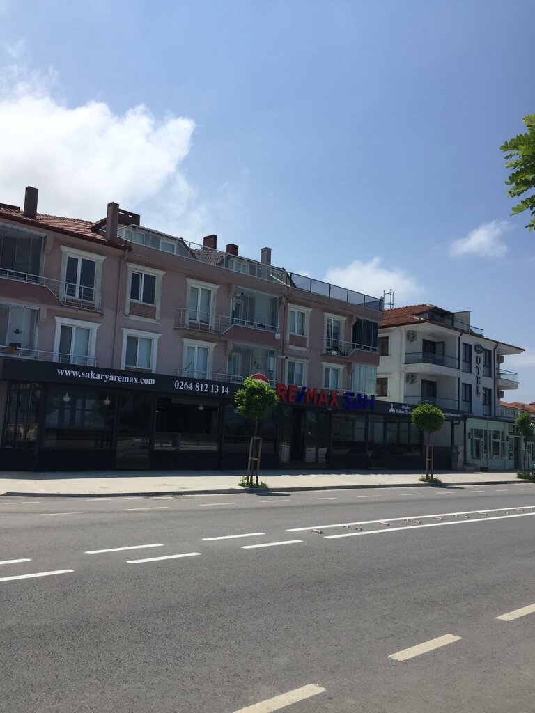 Emlak ofisi Re/Max, Karasu, foto