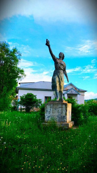 Park, sokak heykeli Девушка с голубем, Bakal, foto