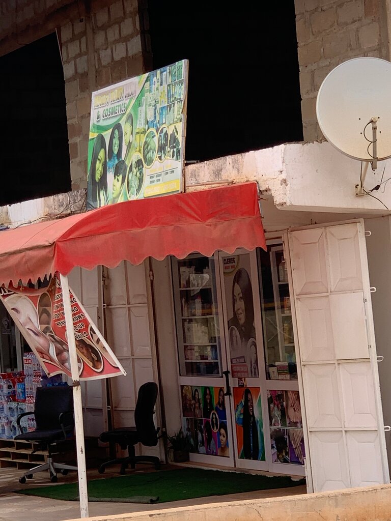 Güzellik salonu Reggie’s Hair and Beauty Salon, Dünya, foto