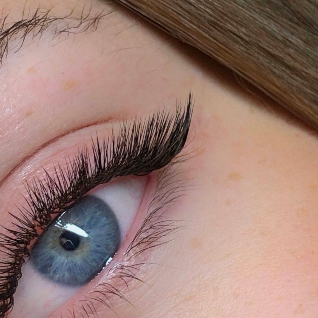 Kaş ve kirpik salonu Kadiya Beauty Space, Saint‑Petersburg, foto