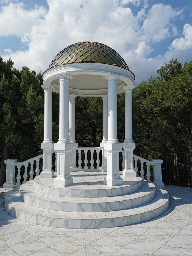 Turistik yerler Беседка на смотровой площадке парка Монтедор НБС, Kırım Cumhuriyeti, foto