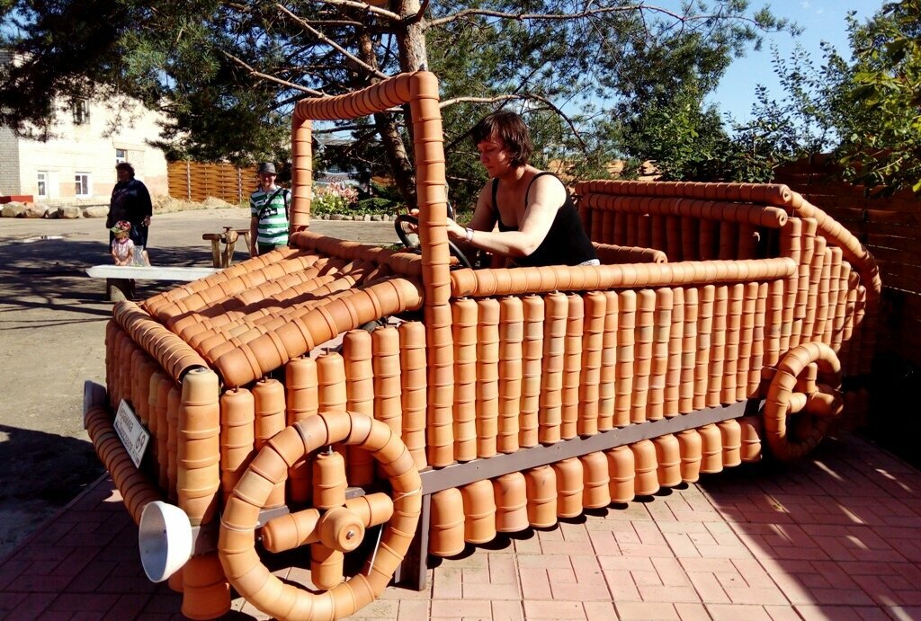 Dekorasyon ve süsleme, onur panosu Машина из глиняных горшков, Lixoslavl, foto