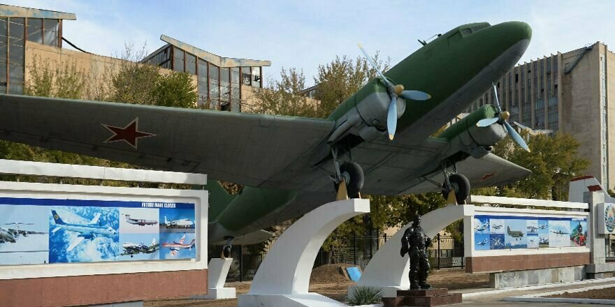 Teknoloji anıtı Samolet Li-2, Taşkent, foto