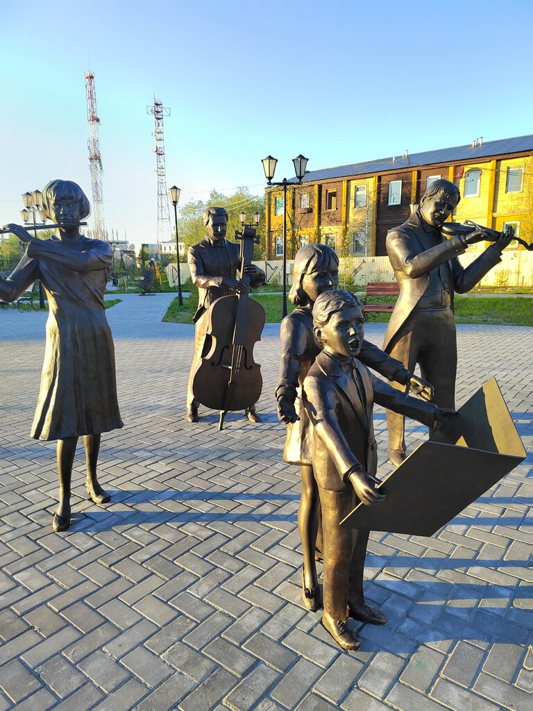 Park, sokak heykeli Мальчик с нотами, Gubkinski, foto