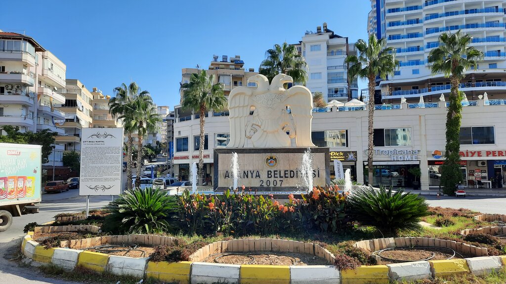 Park, sokak heykeli Çift Başlı Kartal, Alanya, foto
