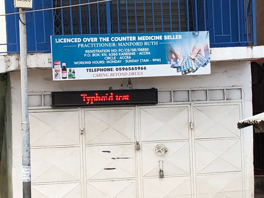 Medikal ürün mağazası Caring Beyond Drugs, Akra, foto