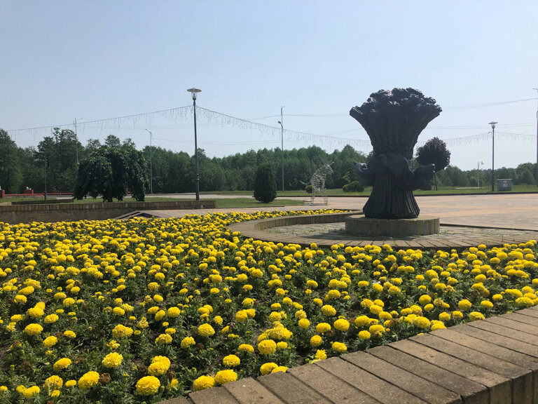 Park, sokak heykeli Сноп беларускому хлебу, Lida, foto