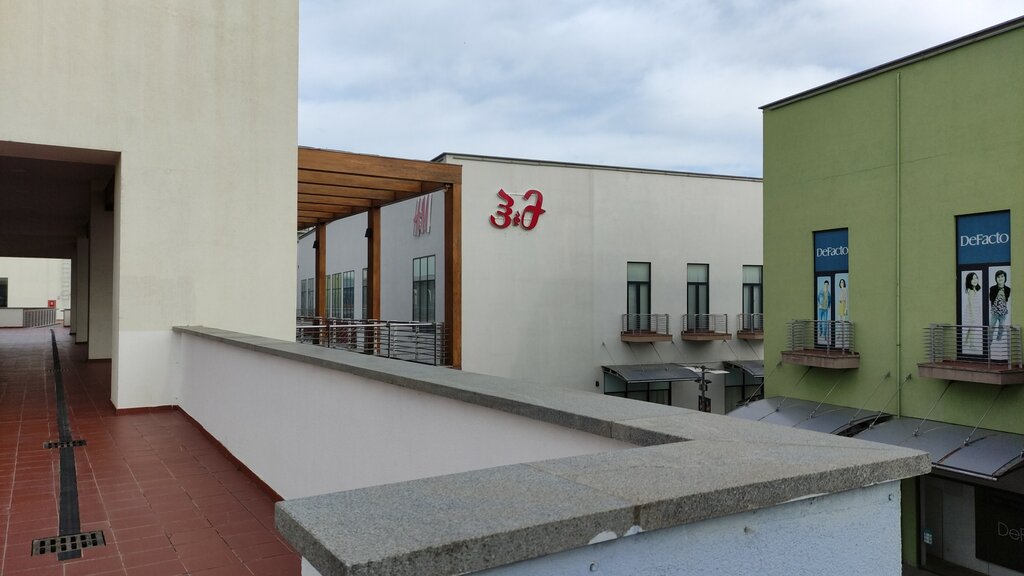 Giyim mağazası H&M, Tiflis, foto