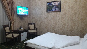 Hayot (Kashkadarya Region, Karshi, Buyuk turon mahalla fuqarolar yigʻini), otel  Karşı'dan