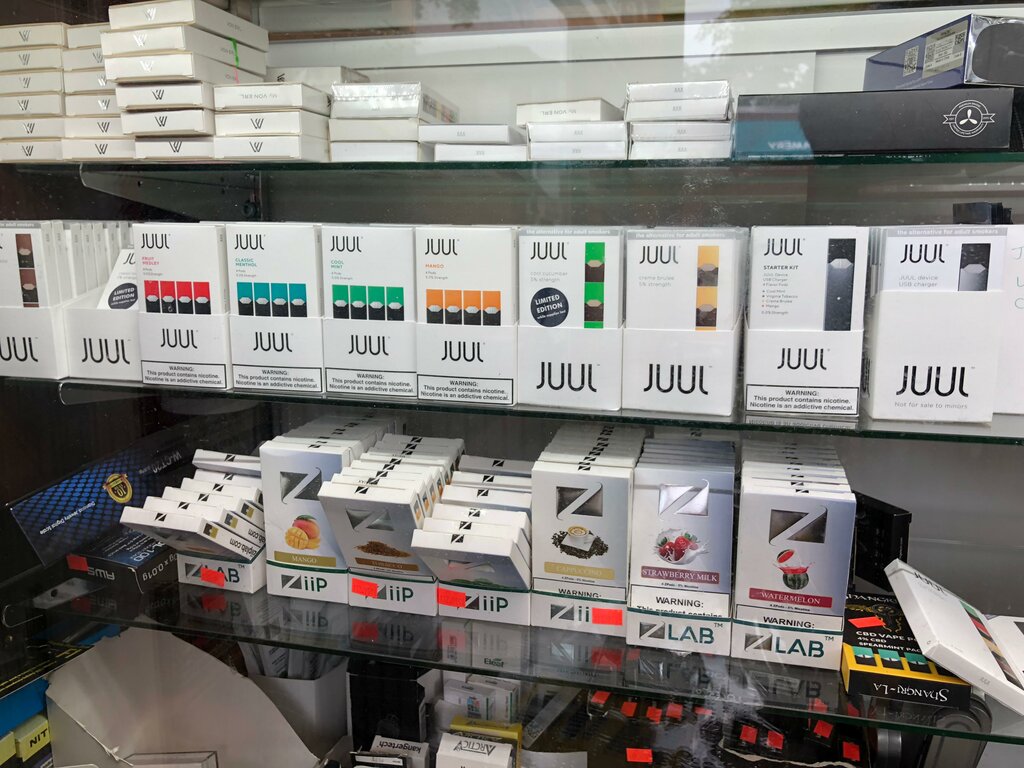 Tütün, sigara mağazaları 21 Plus Smoke Shop, Quincy, foto