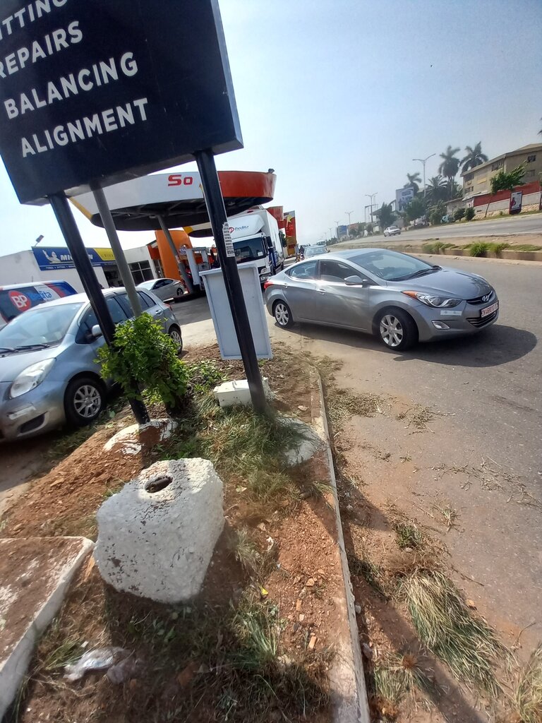 Benzin istasyonu So Fuel Station, Akra, foto