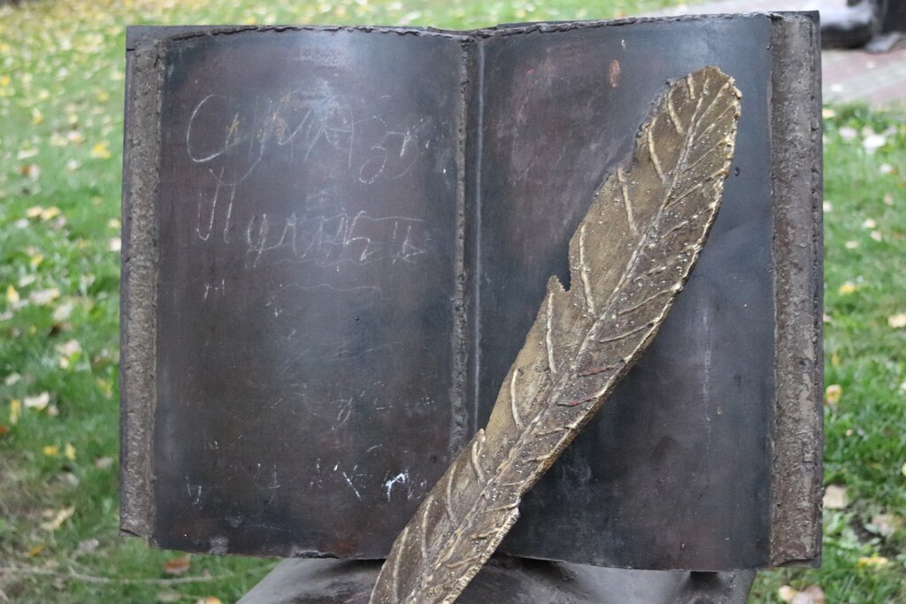 Park, sokak heykeli Гусиное перо с рукописью, Moskova, foto