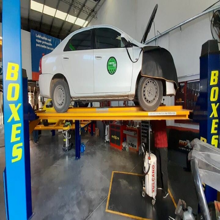 Express yağ değişim noktası Boxes Lubriservice Srl, Parana, foto