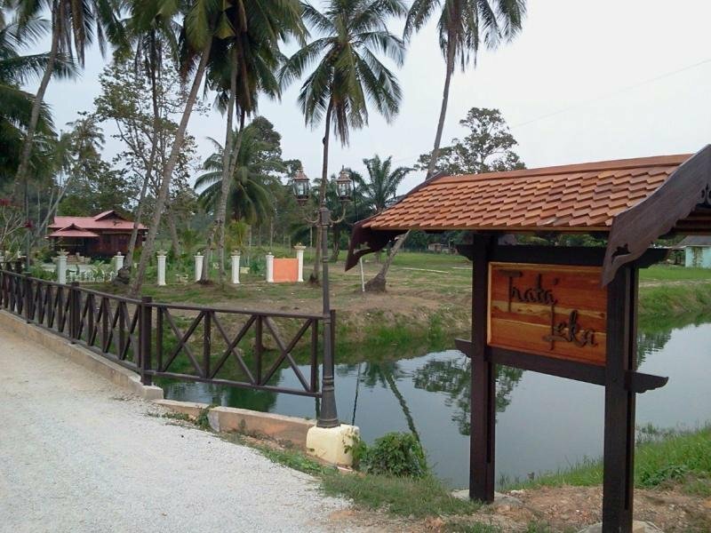 Trata' Leka Hotel, hotel, Kampung Nelayan,Benteng Laut,Pantai Leka ...