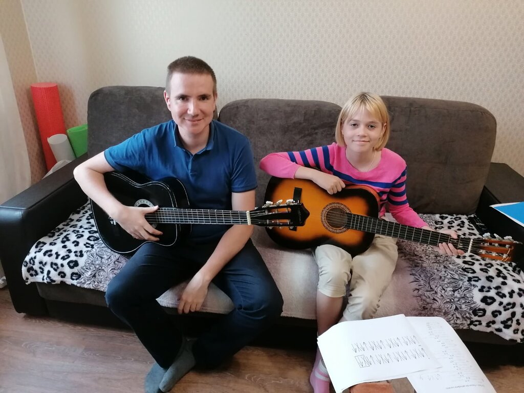 Müzik okulları ve konservatuarlar Learning To Play The Guitar, Ulyanovsk, foto