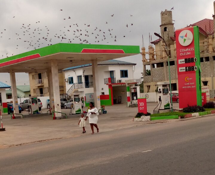 Benzin istasyonu Compass Oleum Filling Station, Akra, foto