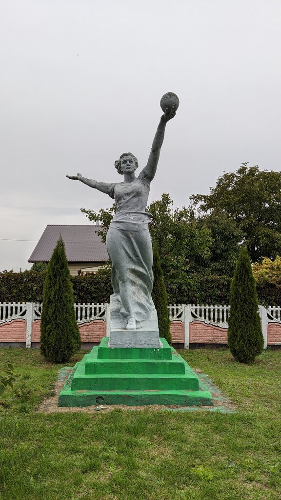 Park, sokak heykeli Женщина с шаром, Brestskaya oblastı, foto