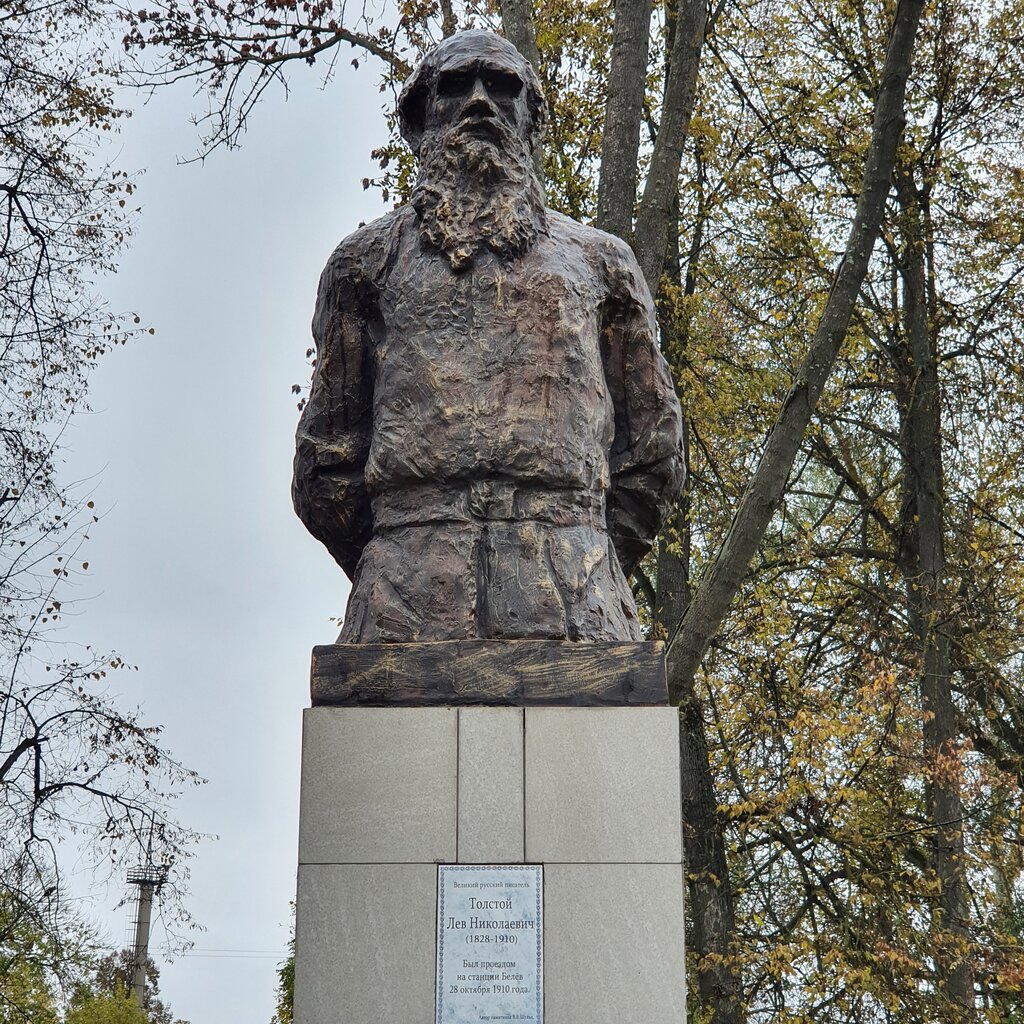 Anıt, heykel Л.Н. Толстой, Beliov, foto