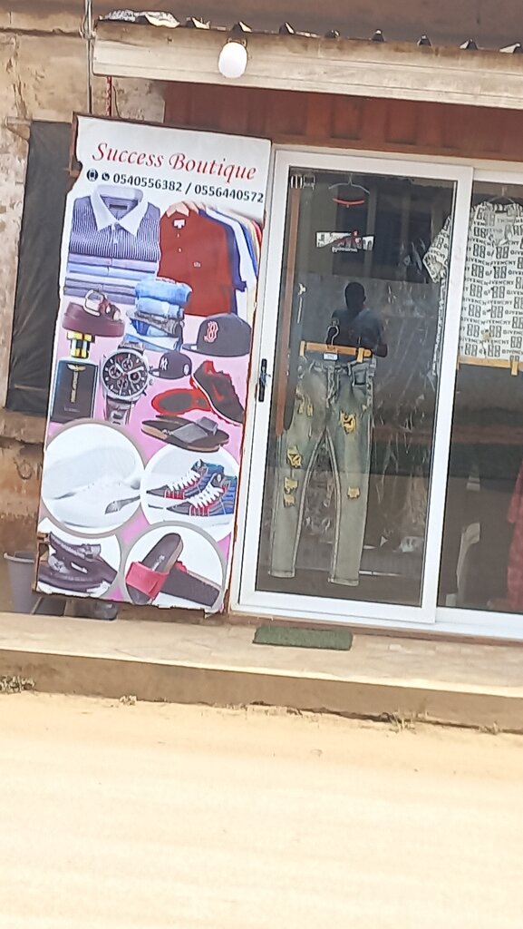 Giyim mağazası Success Boutique, Akra, foto