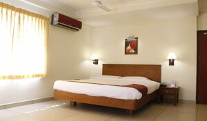 Hotel Aiswarya (State of Kerala, Line R1, M. G. Road Metro Station), otel  Kochi'den
