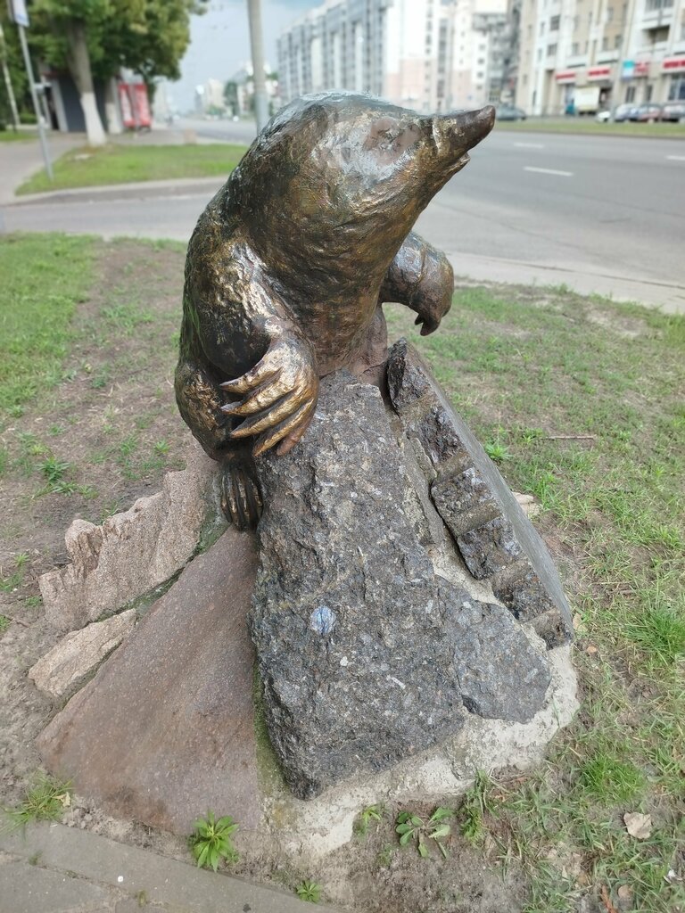 Park, sokak heykeli Крот, Gomel, foto
