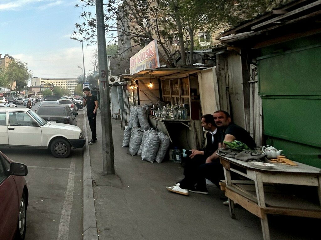 Alkollü içecekler 019 Kiosk, Bakü, foto