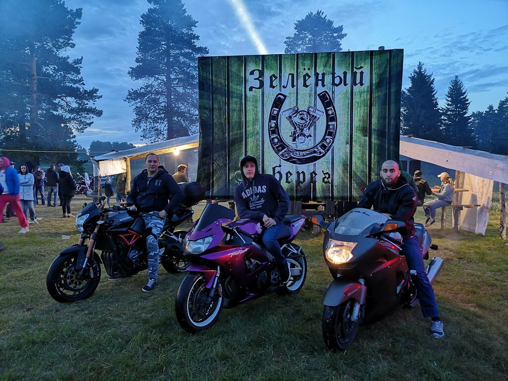 Kamp alanları Байк-Уикенд Зеленый Берег, Arhangelskaya oblastı, foto