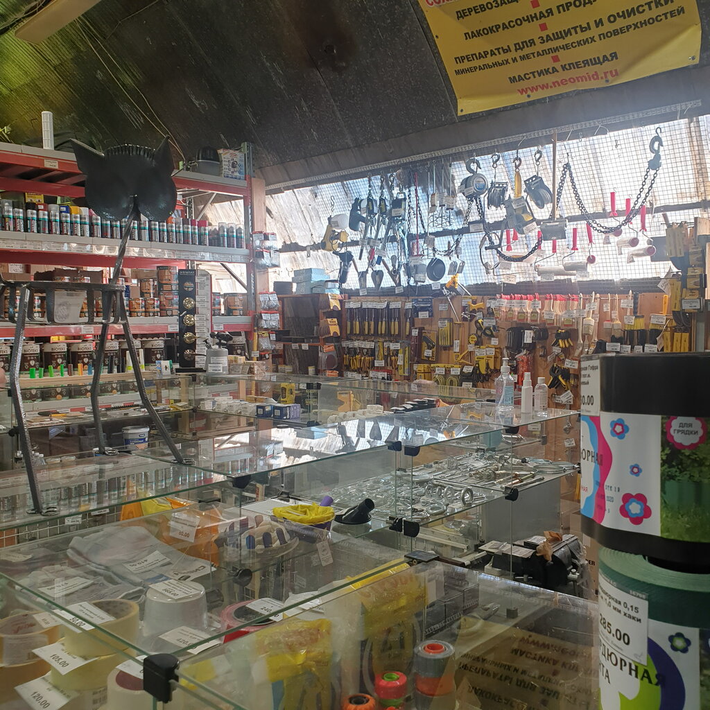 Yapı mağazası Magazin stroymaterialov Angar, Luga, foto