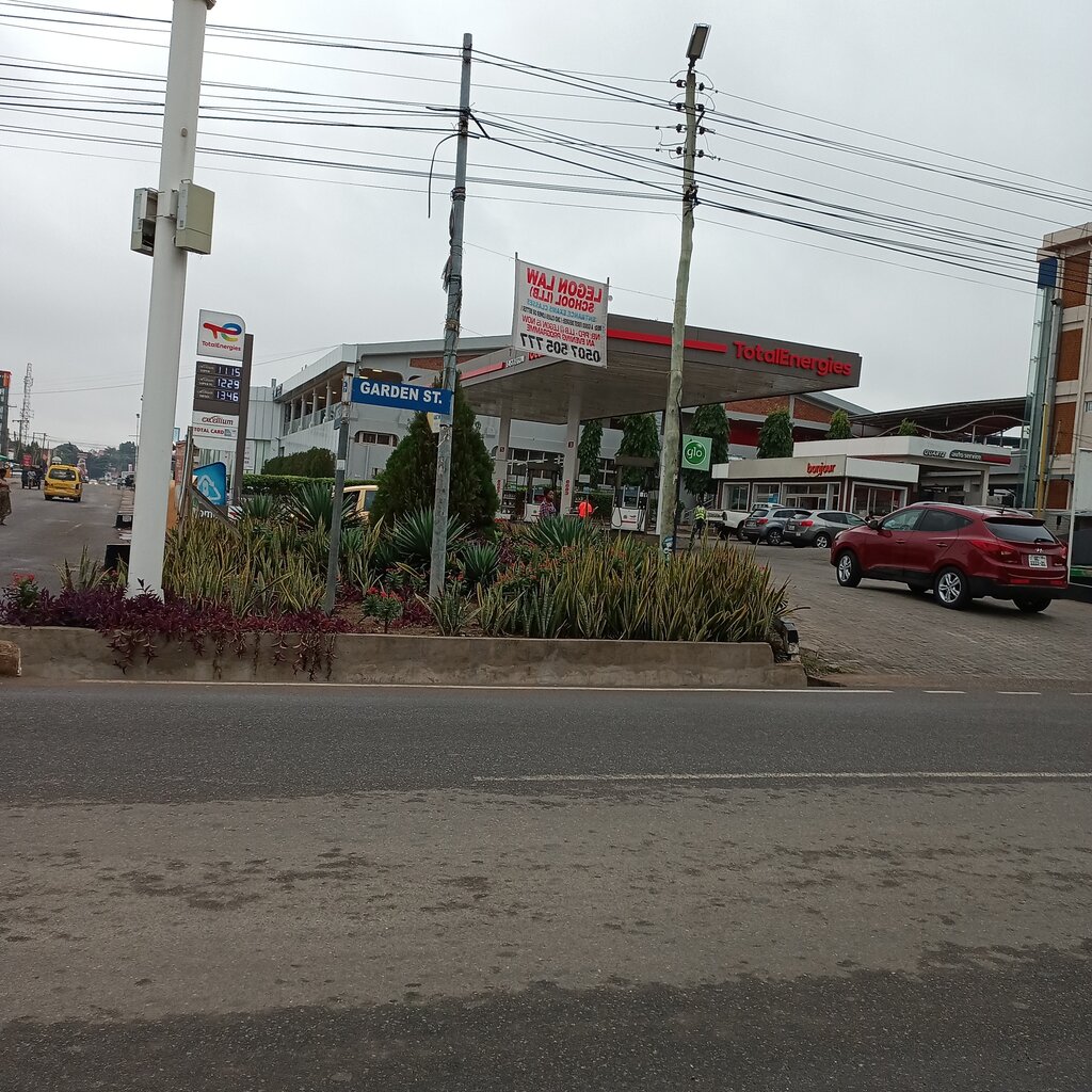 Benzin istasyonu East Legon Total Service Station, Akra, foto