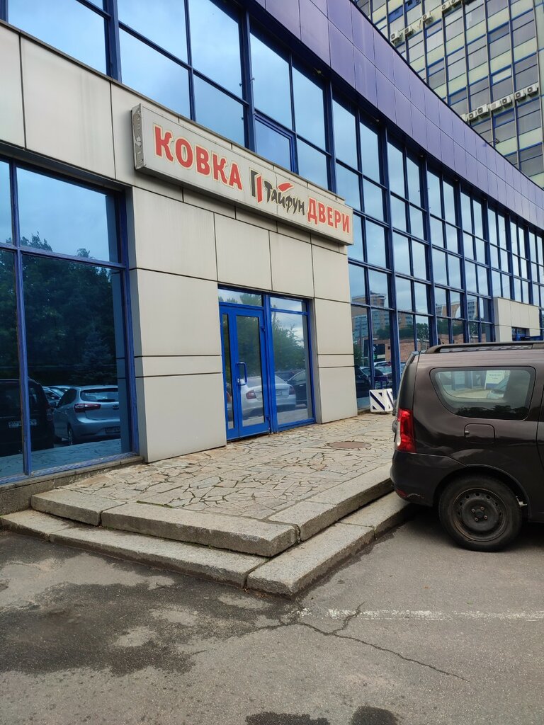 Kapılar Taifun, Saint‑Petersburg, foto
