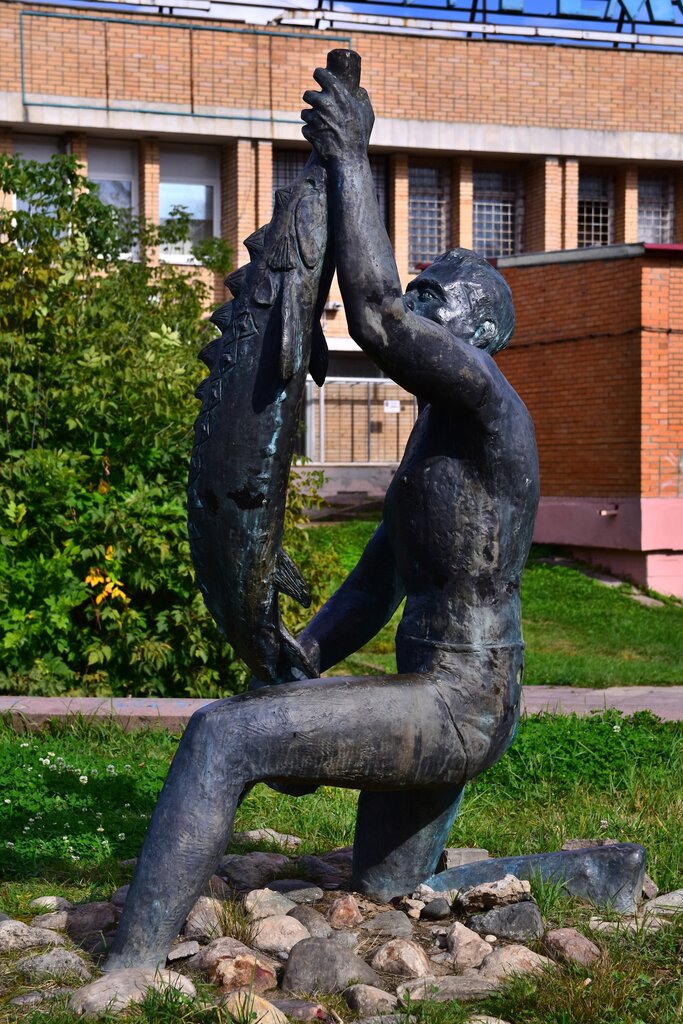 Park, sokak heykeli Рыбак с осётром, Klin, foto