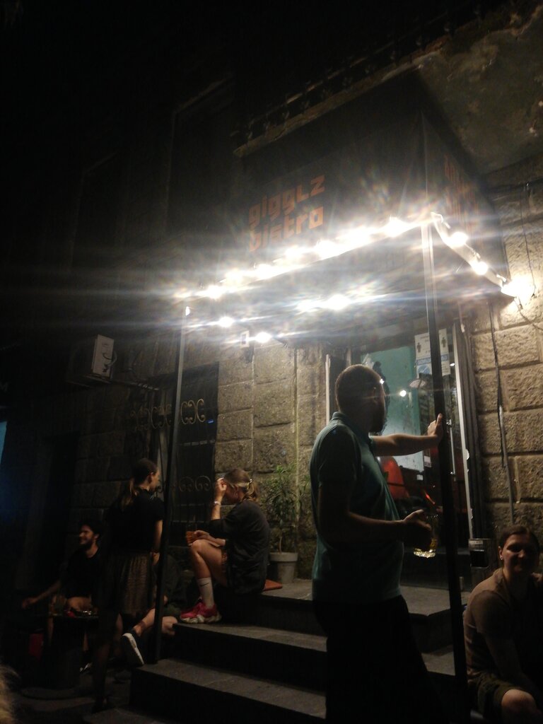 Bar Gigglz Bistro, Batum, foto