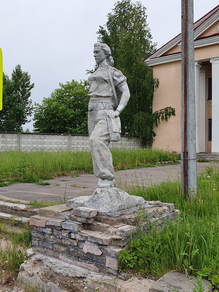 Park, sokak heykeli Геолог-разведчик, Slantsy, foto