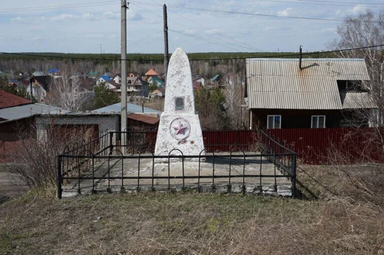 Anıt, heykel Братская могила партизан, 1918 год, Altayski krayı, foto