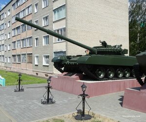 Танки и зенитные орудия времен Великой Отечественной войны (Leninskaya ulitsa No:21), teknoloji anıtı  Kostyukovichi'den