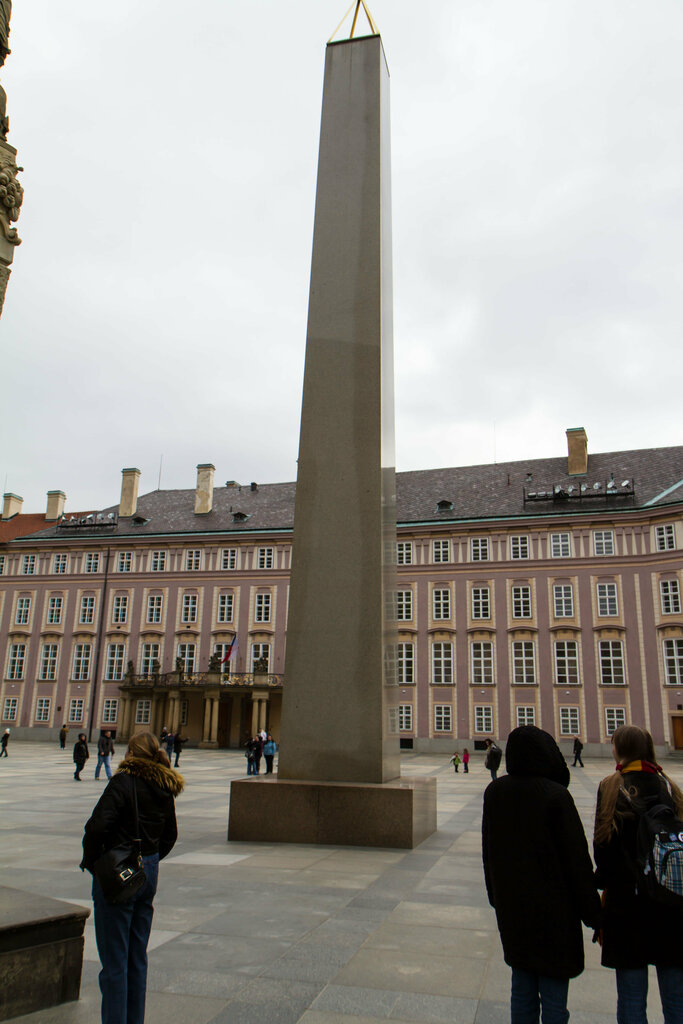 Park, sokak heykeli Obelisk na Pražském hradě, Prag, foto