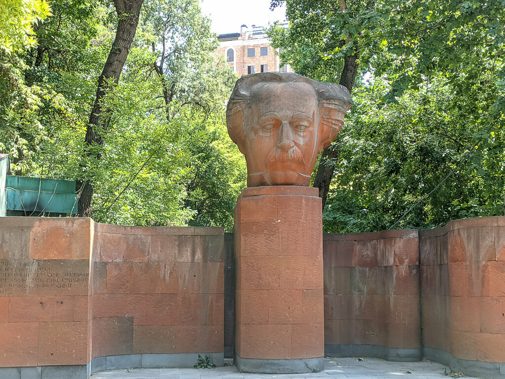 Anıt, heykel Monument of Gabriel Sundukyan, Erivan, foto
